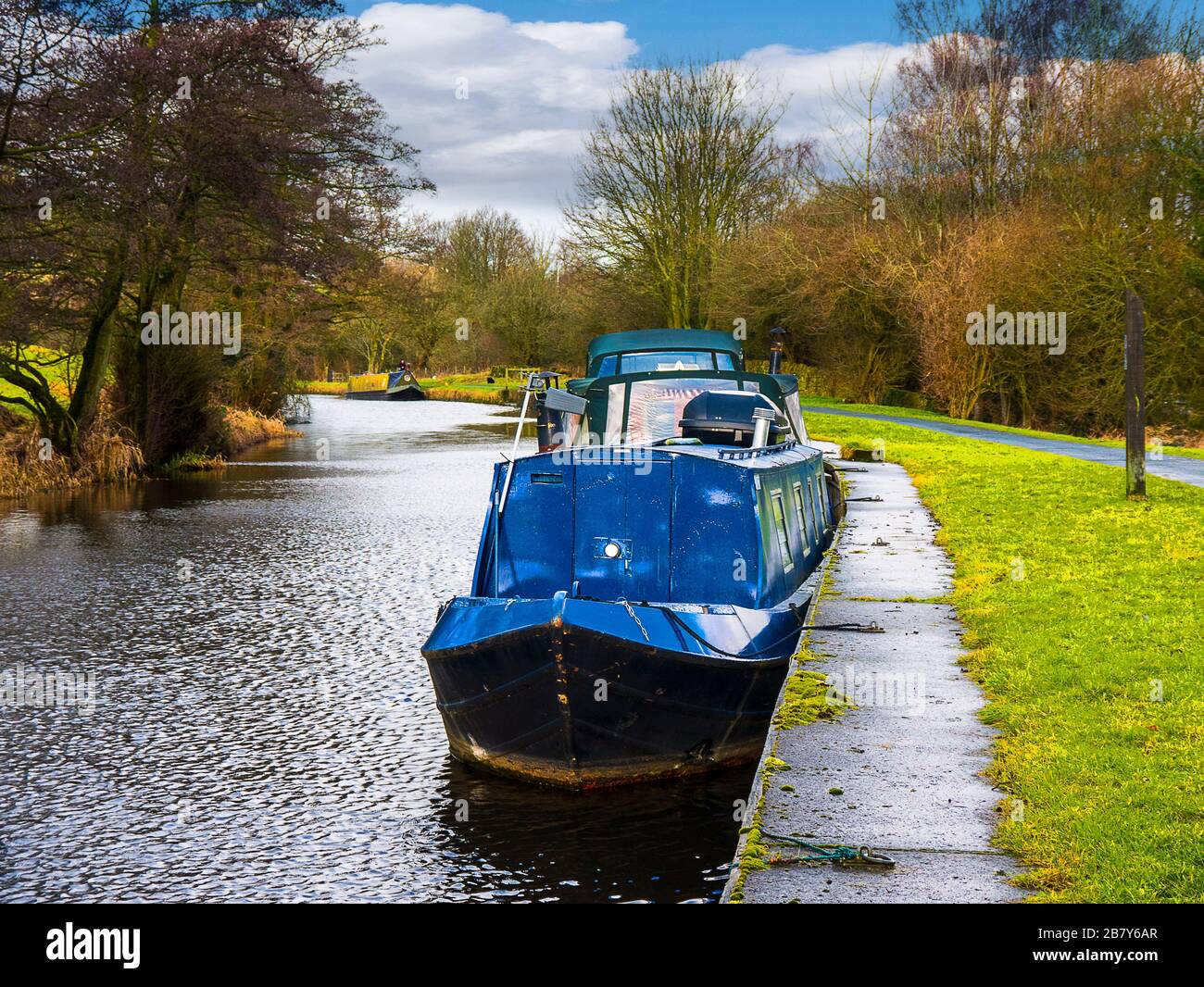 The Leeds Liverpool Canal at Salterforth in the beautiful countryside ...