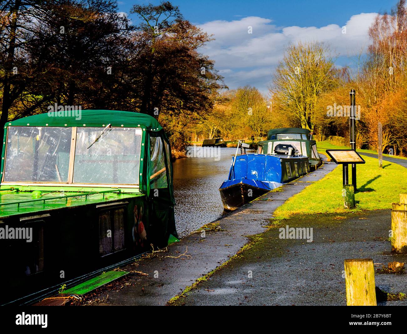 The Leeds Liverpool Canal at Salterforth in the beautiful countryside ...
