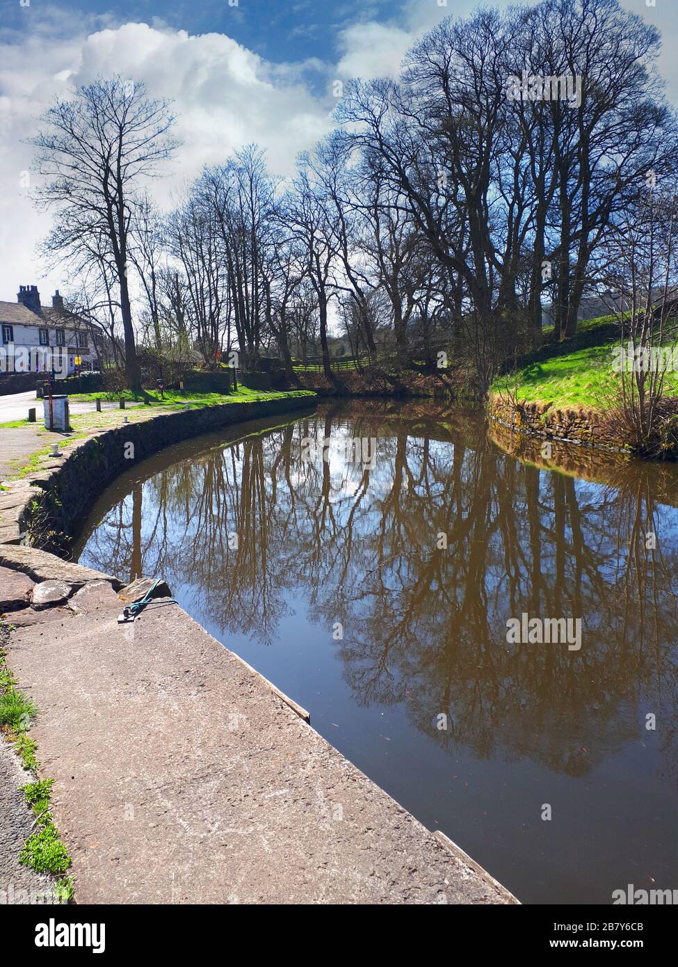 The Leeds Liverpool Canal at Salterforth in the beautiful countryside ...