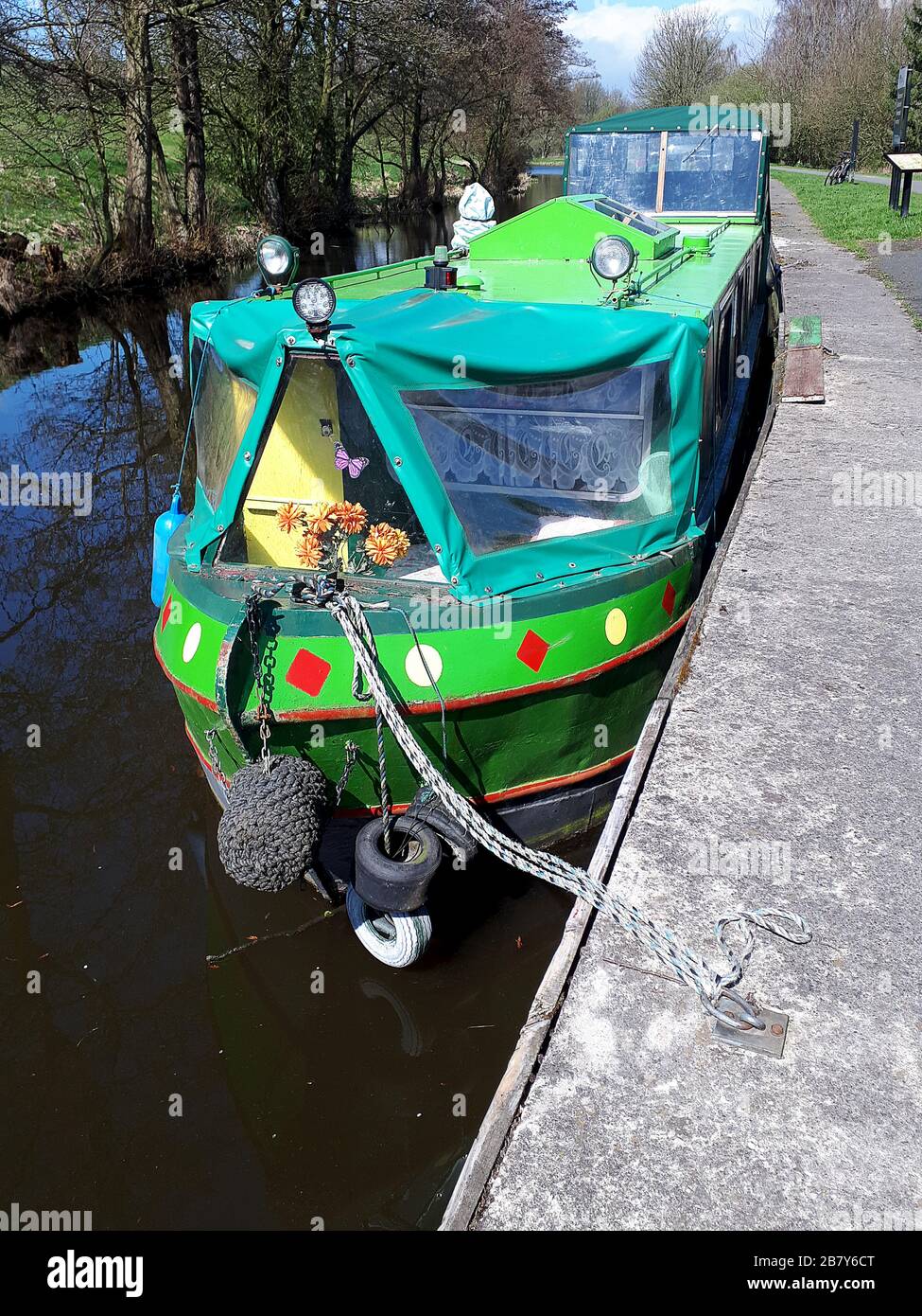 The Leeds Liverpool Canal at Salterforth in the beautiful countryside ...