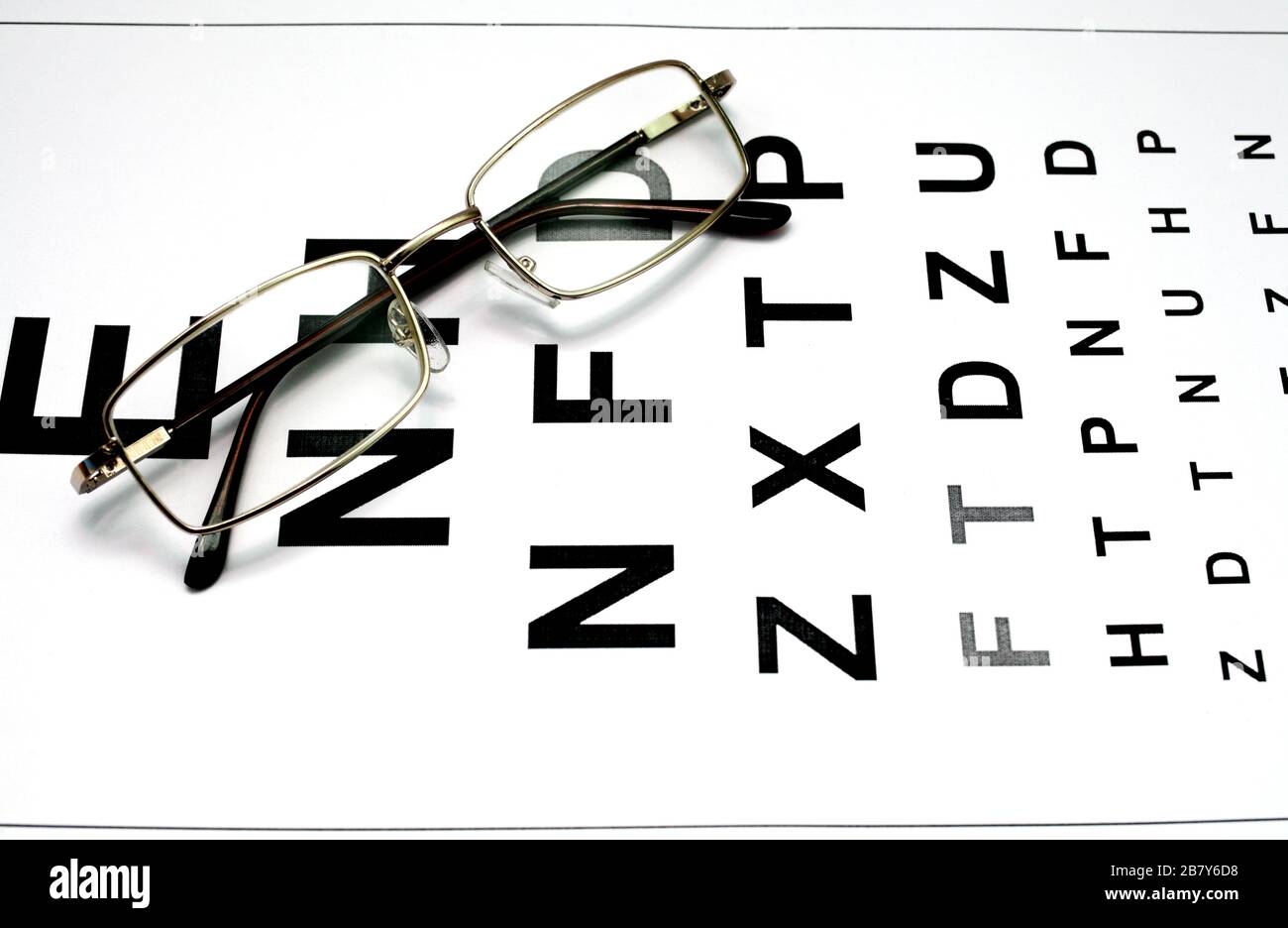 Eye examination table hi-res stock photography and images - Alamy