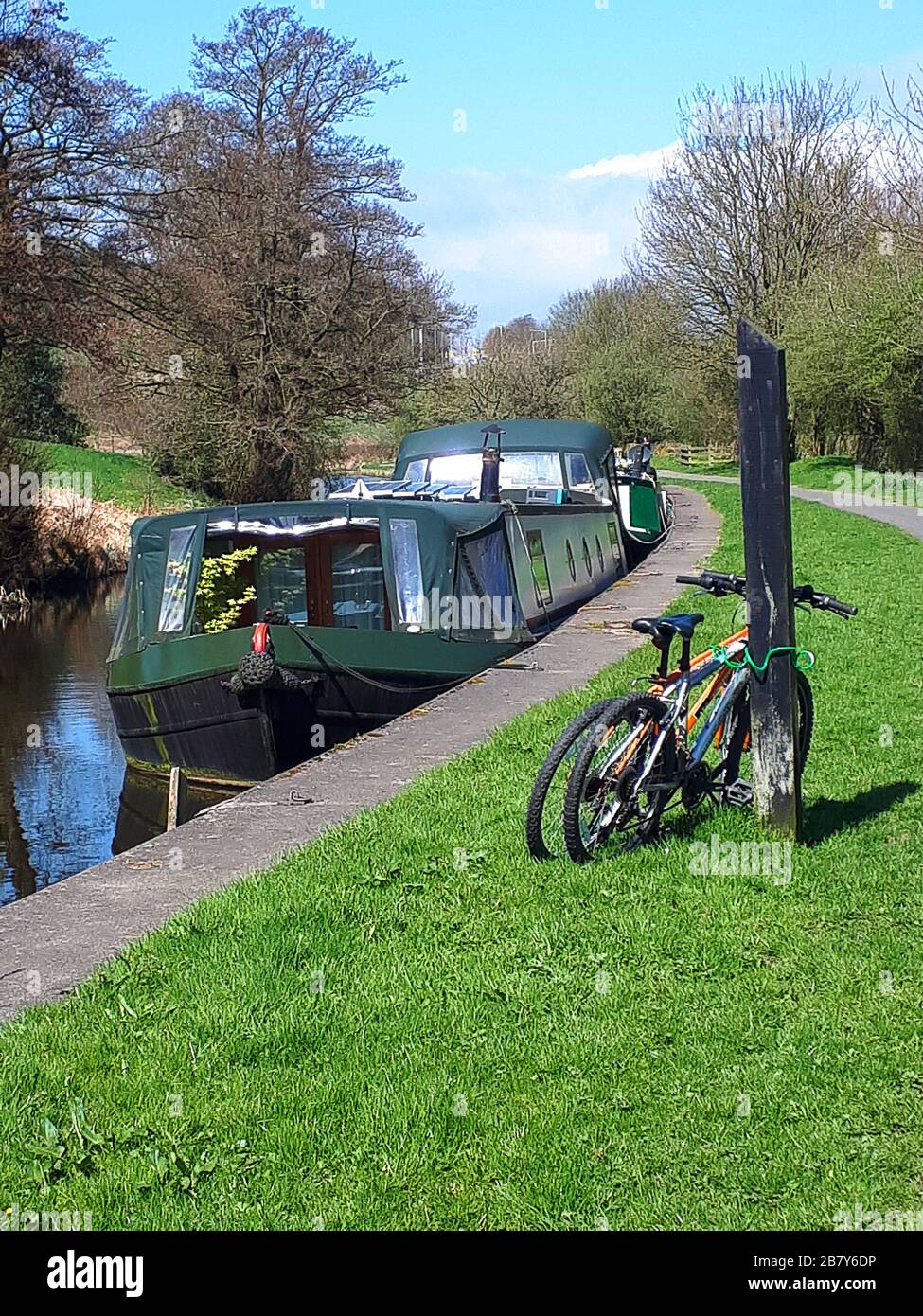The Leeds Liverpool Canal at Salterforth in the beautiful countryside ...