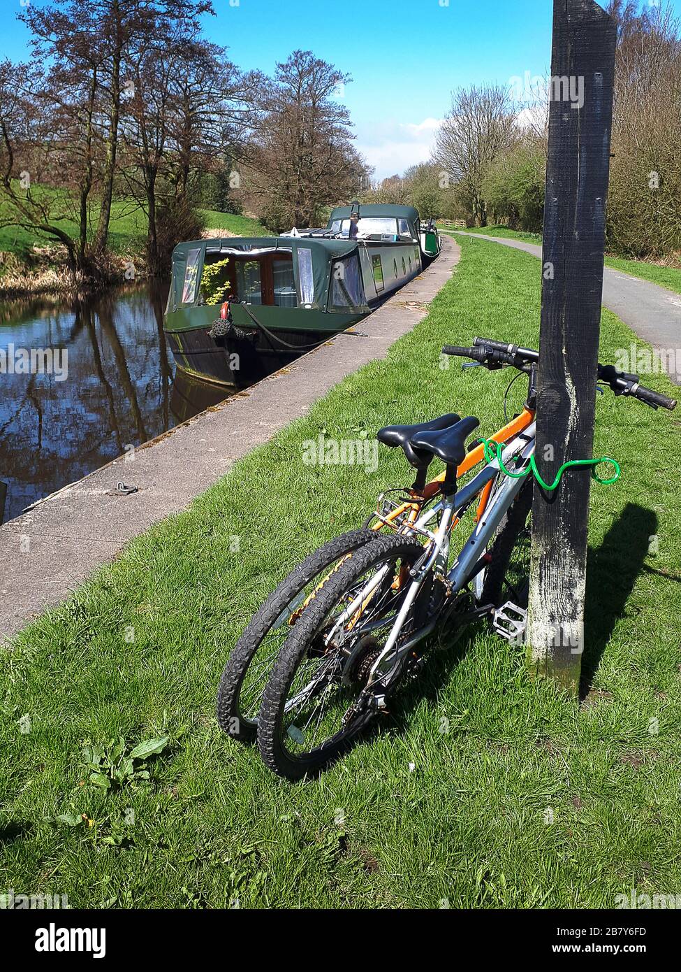 The Leeds Liverpool Canal at Salterforth in the beautiful countryside ...
