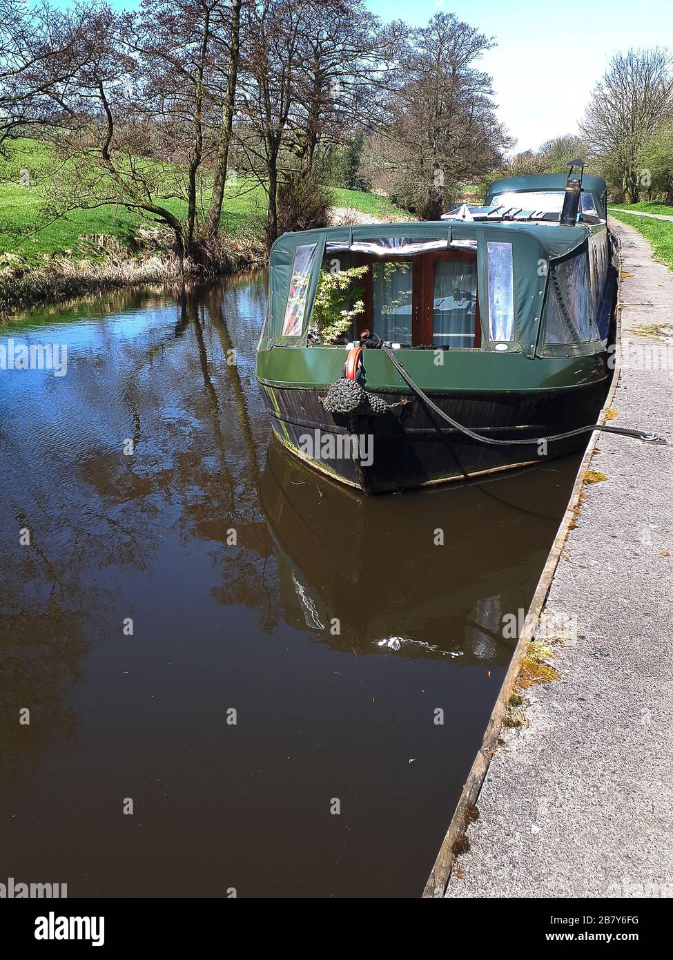 The Leeds Liverpool Canal at Salterforth in the beautiful countryside ...