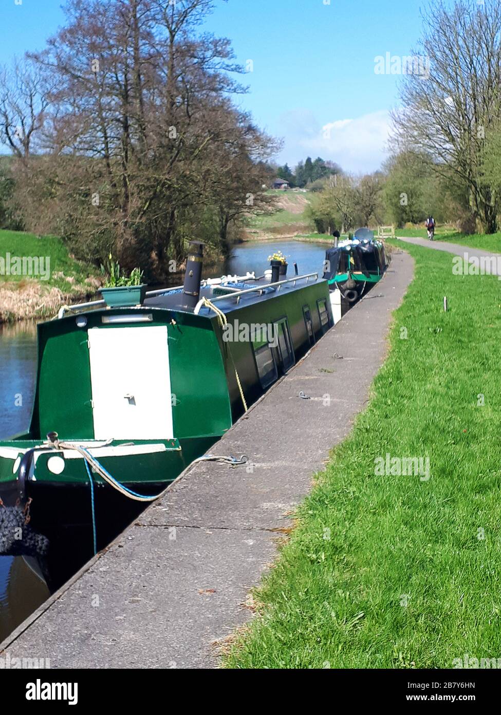 The Leeds Liverpool Canal at Salterforth in the beautiful countryside ...