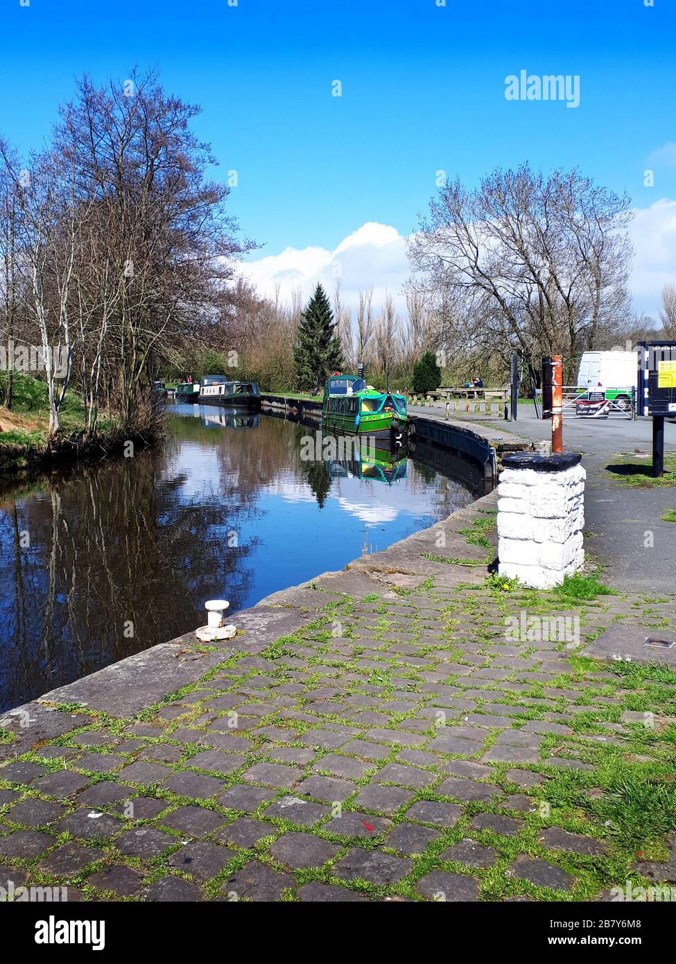 The Leeds Liverpool Canal at Salterforth in the beautiful countryside ...