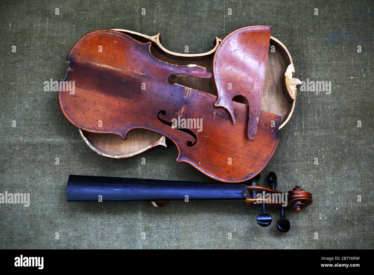 Broken violin string hi-res stock photography and images - Alamy