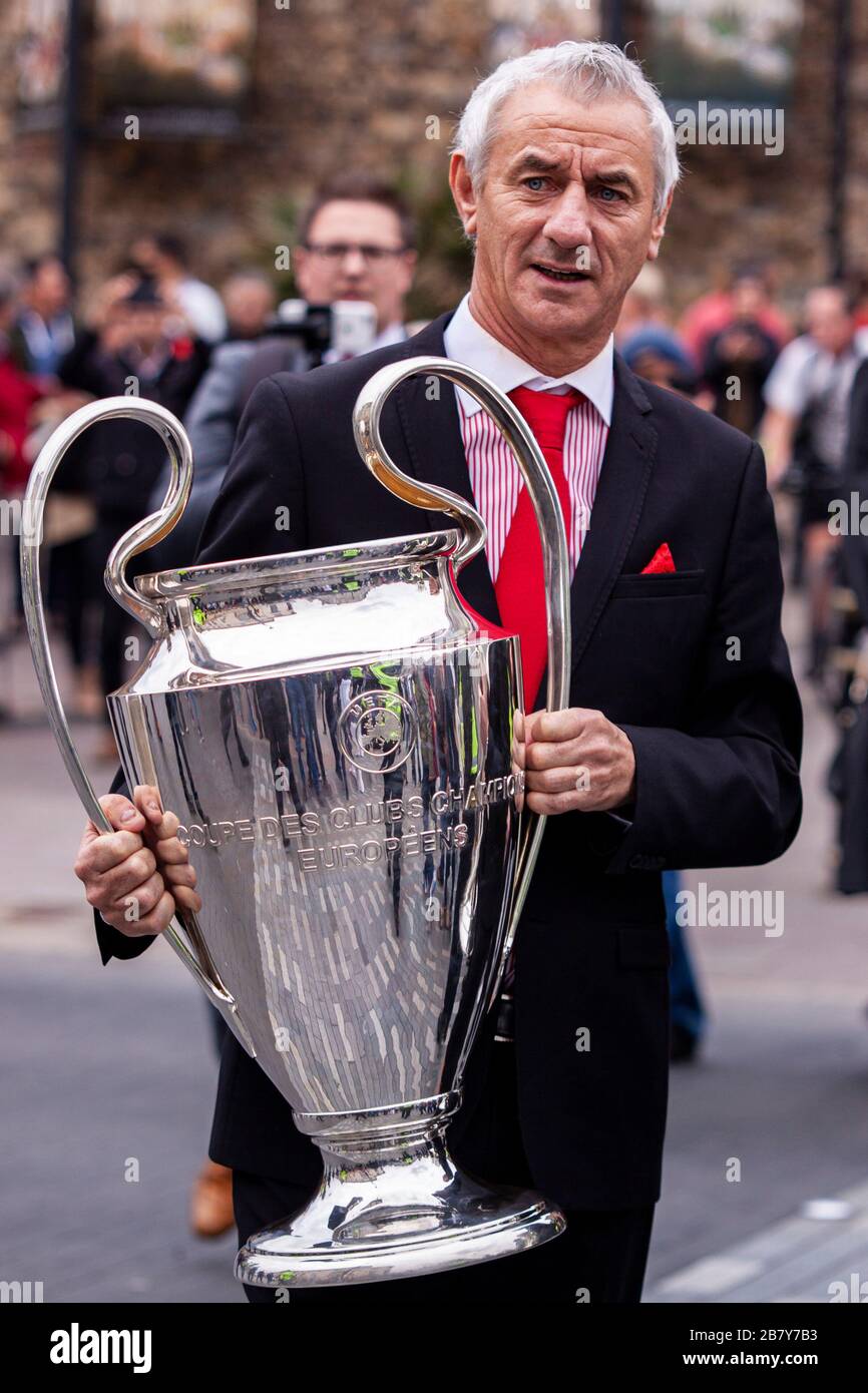Liverpool champions league trophy hi-res stock photography and images ...