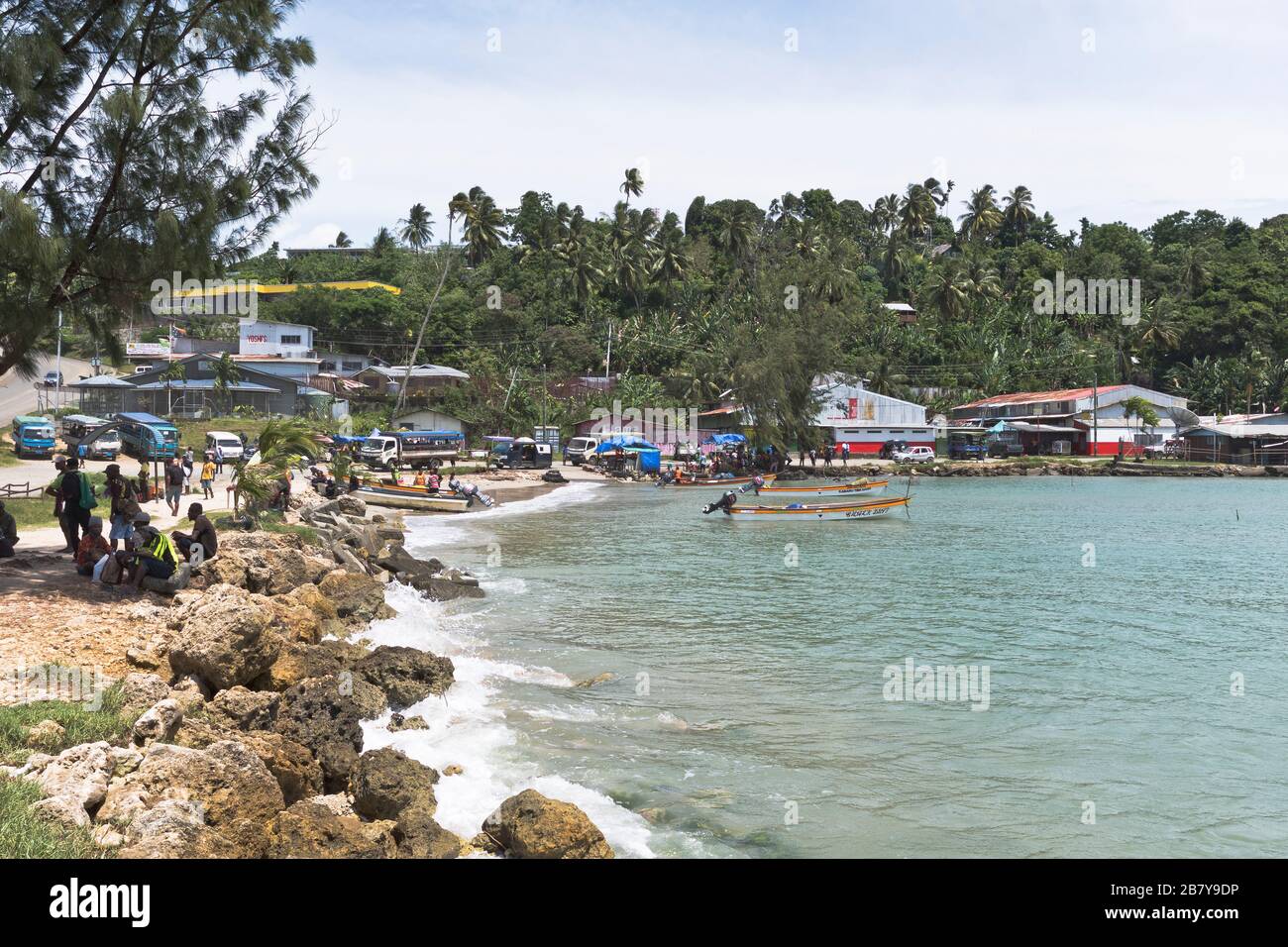 dh WEWAK PAPUA NEW GUINEA Seashore local people boats Stock Photo - Alamy