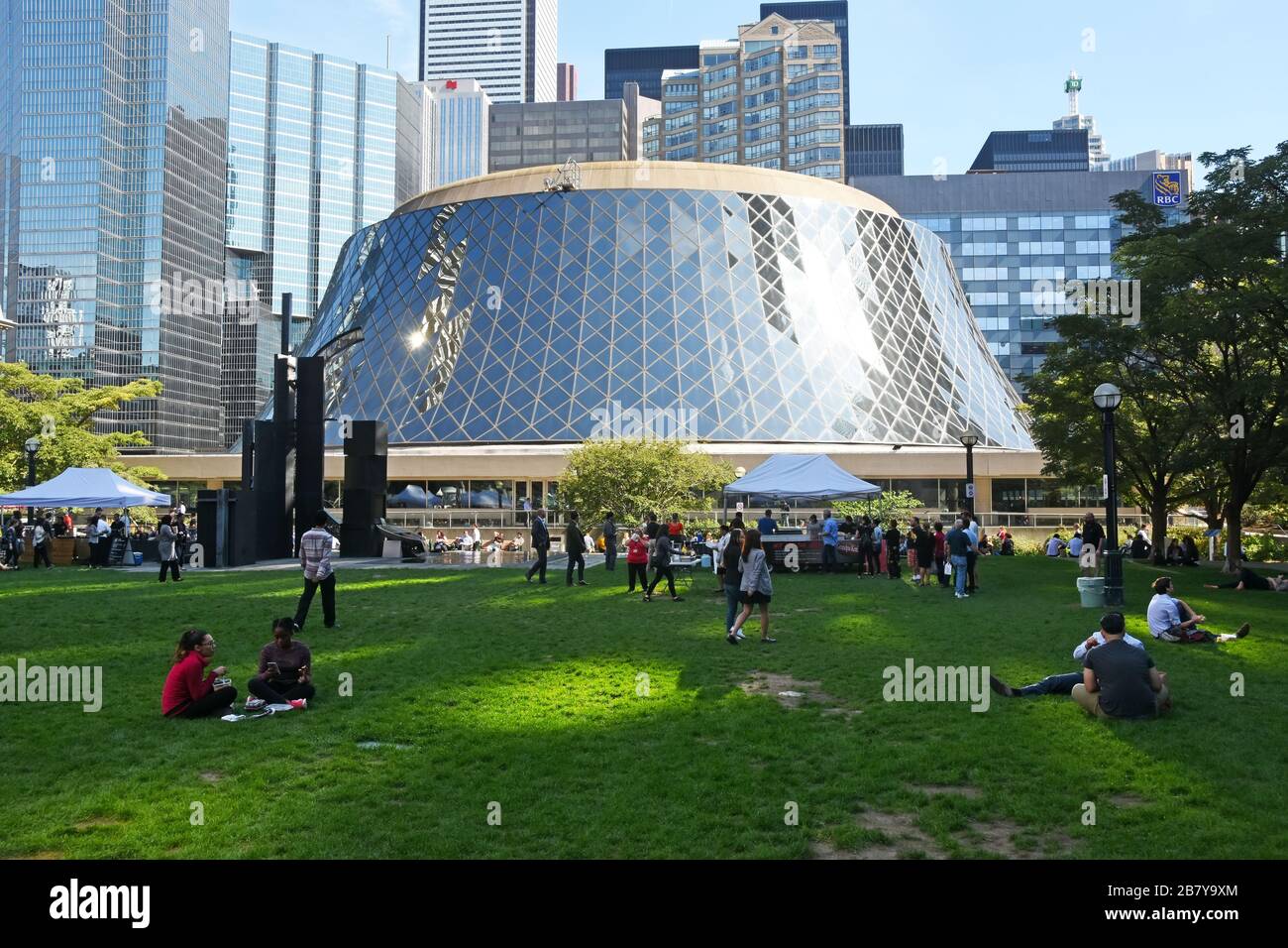 Roy thomson concert hall exterior hi-res stock photography and images ...