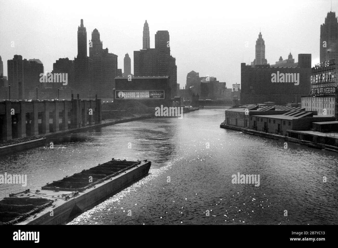 Chicago skyline 1940s hi-res stock photography and images - Alamy