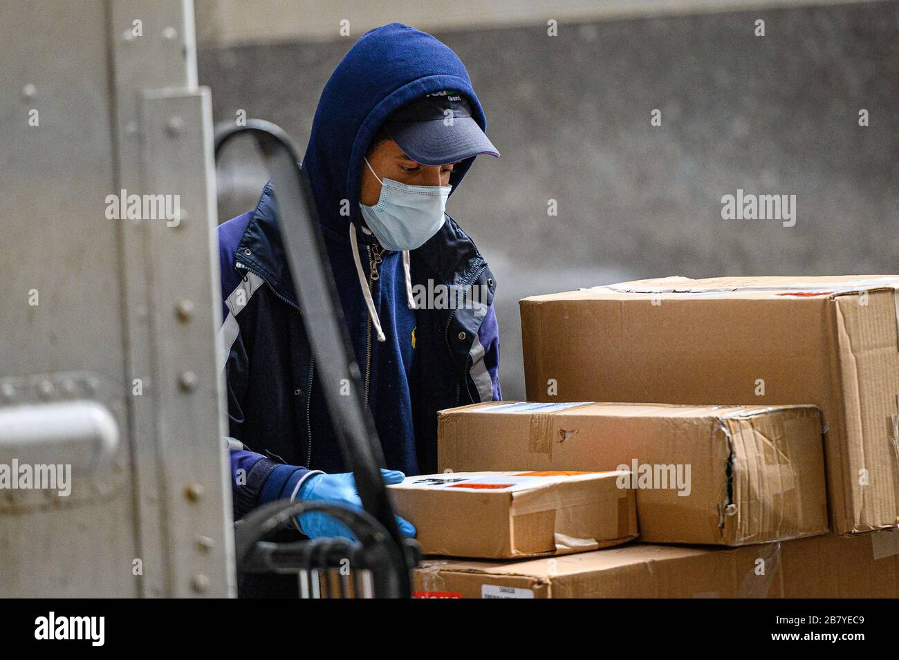 Fedex loading hi-res stock photography and images - Alamy