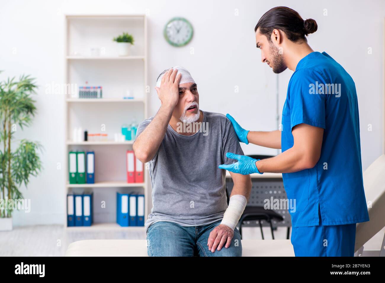 Elderly patient hospital scared hi-res stock photography and images - Alamy