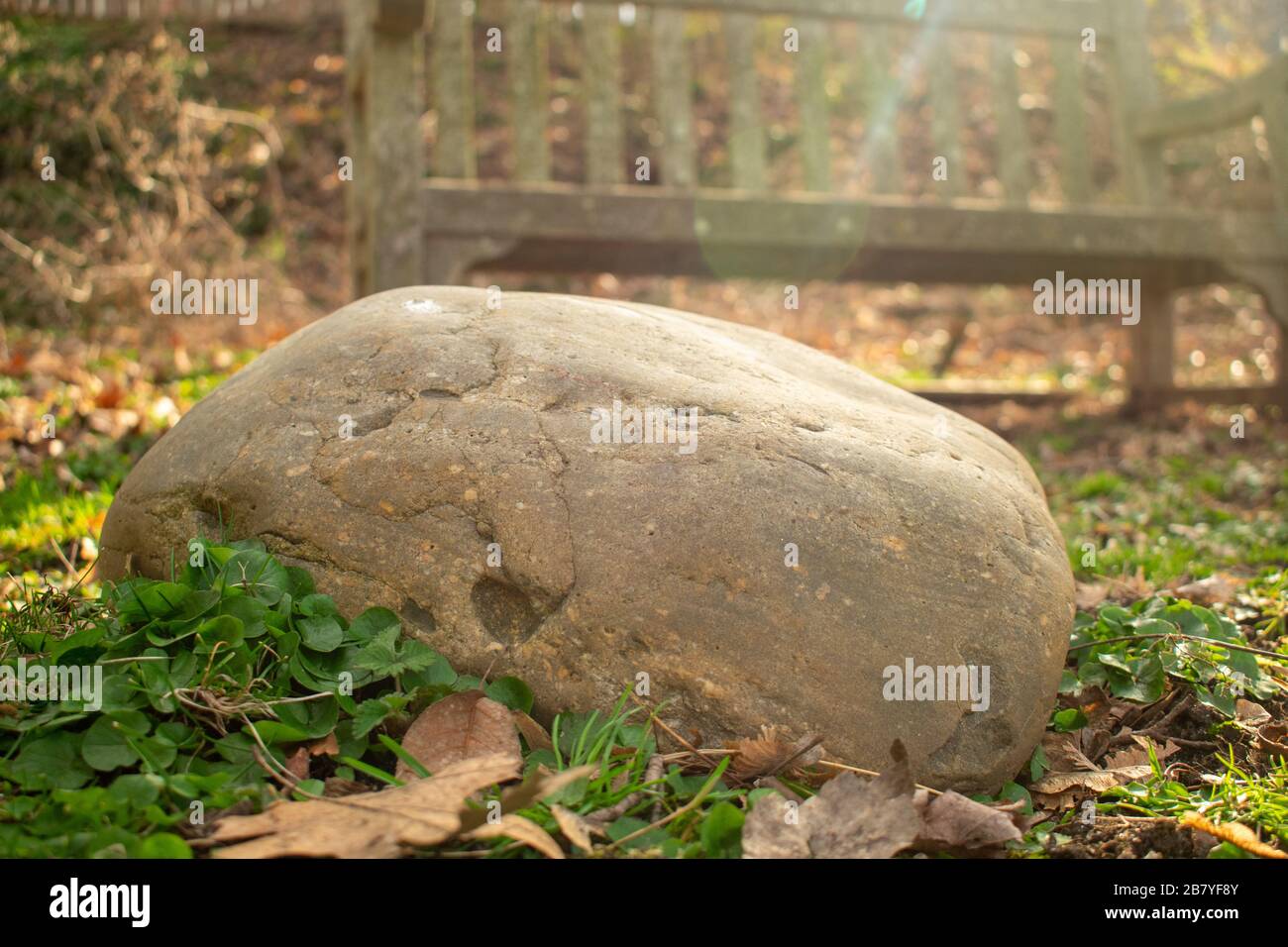 Old park bench hi-res stock photography and images - Alamy