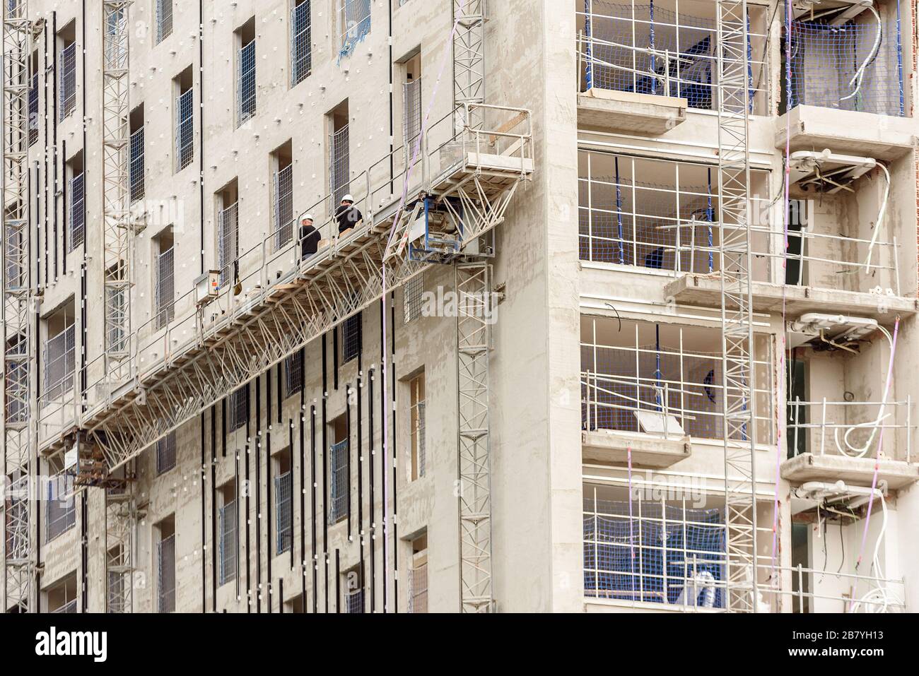 Metal safety scaffolding in a skyscraper under construction Stock Photo ...