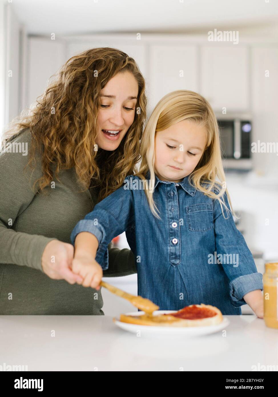 Child making sandwich hi-res stock photography and images - Alamy