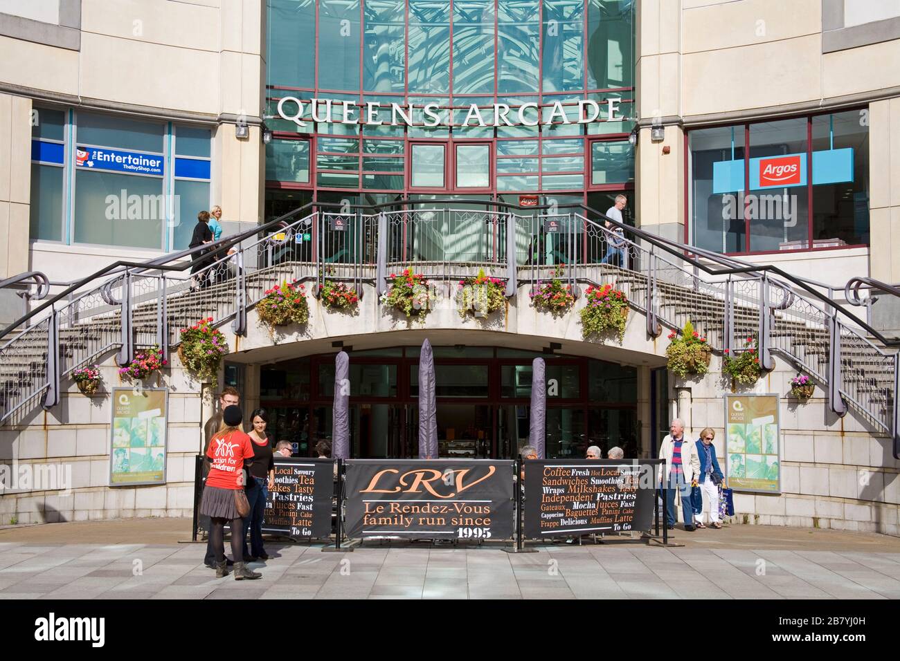 Queens arcade shopping centre cardiff hi-res stock photography and ...