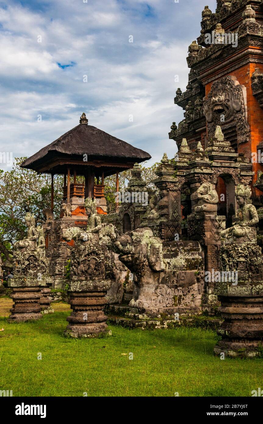A Hindu temple near the Barong Dance performance location in Batubulan ...