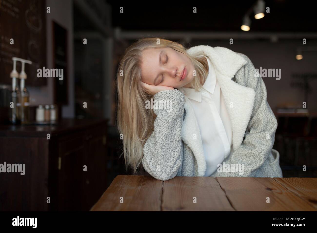 Young woman table caucasian hi-res stock photography and images - Alamy