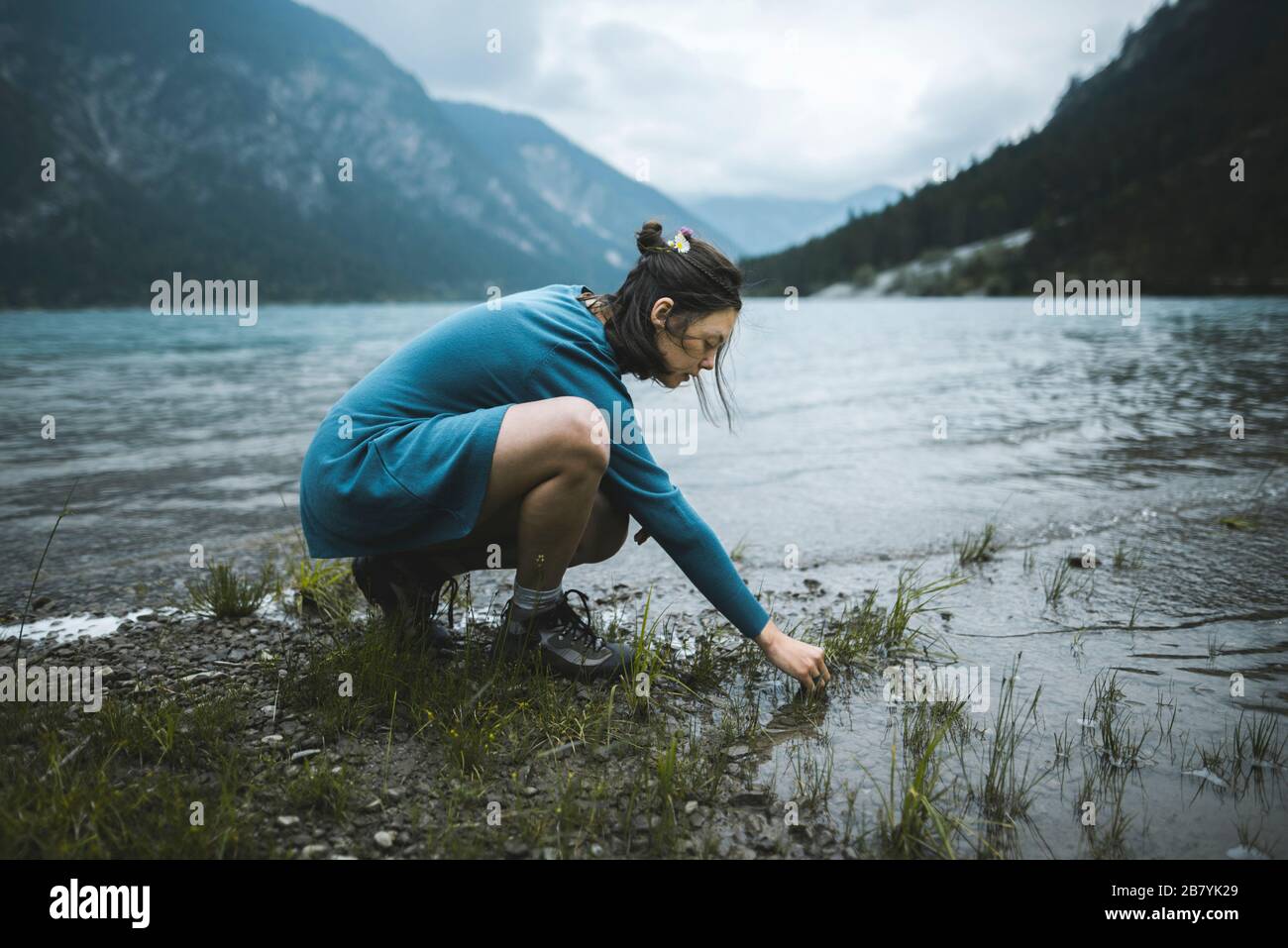 People crouching hi-res stock photography and images - Alamy