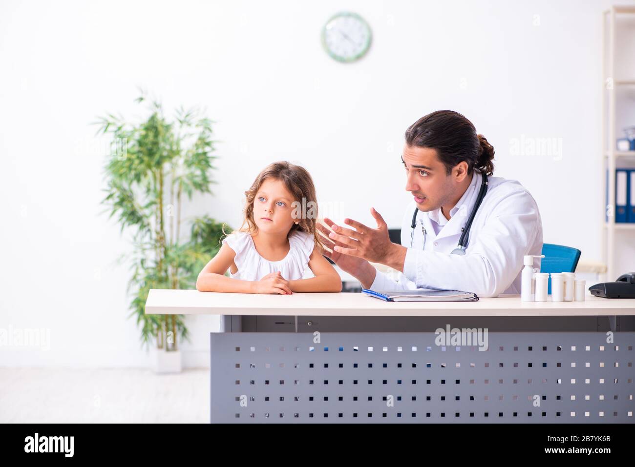 The young doctor pediatrician with small girl Stock Photo - Alamy