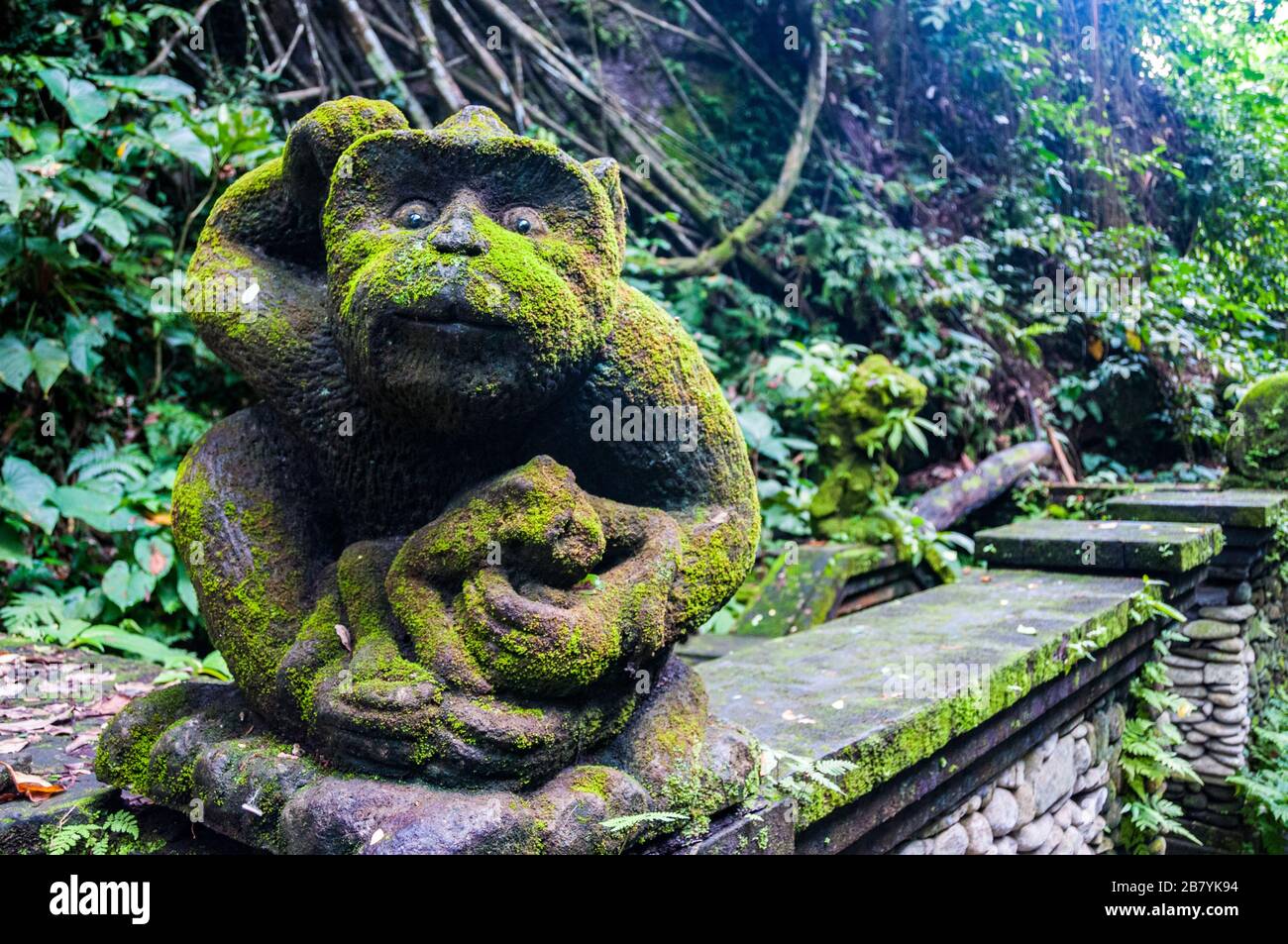 Moss covered statue hi-res stock photography and images - Alamy