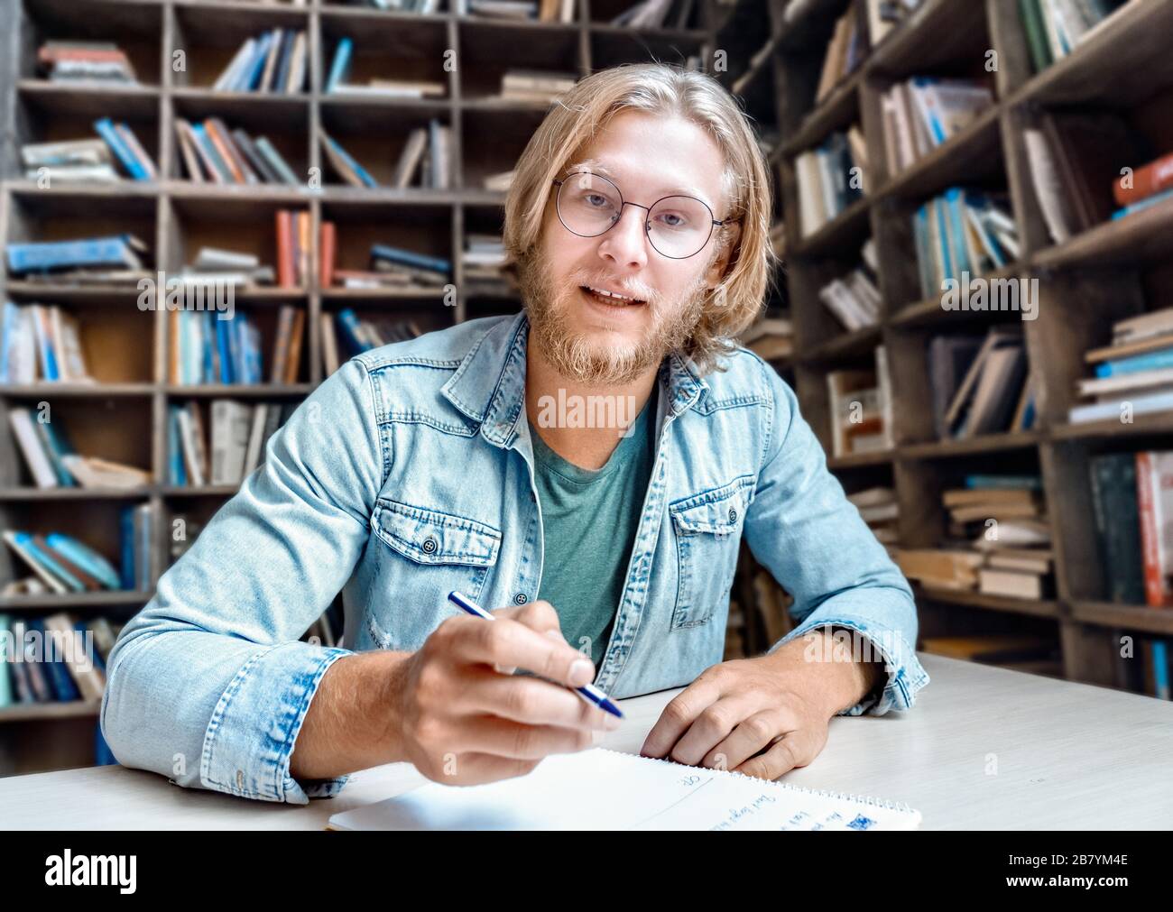 Teacher student conversation hi-res stock photography and images - Alamy
