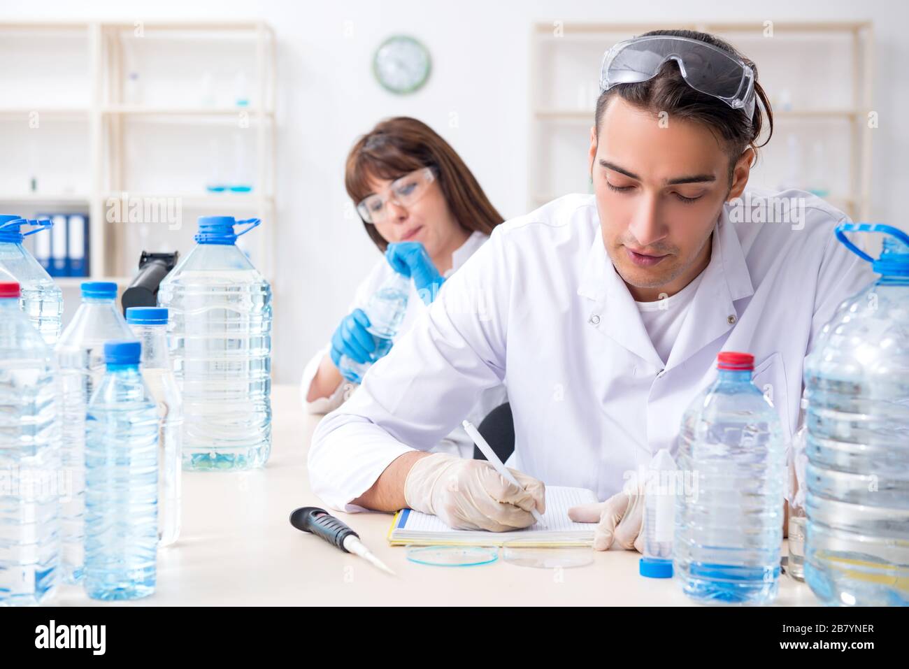 The two chemists working in the lab Stock Photo - Alamy