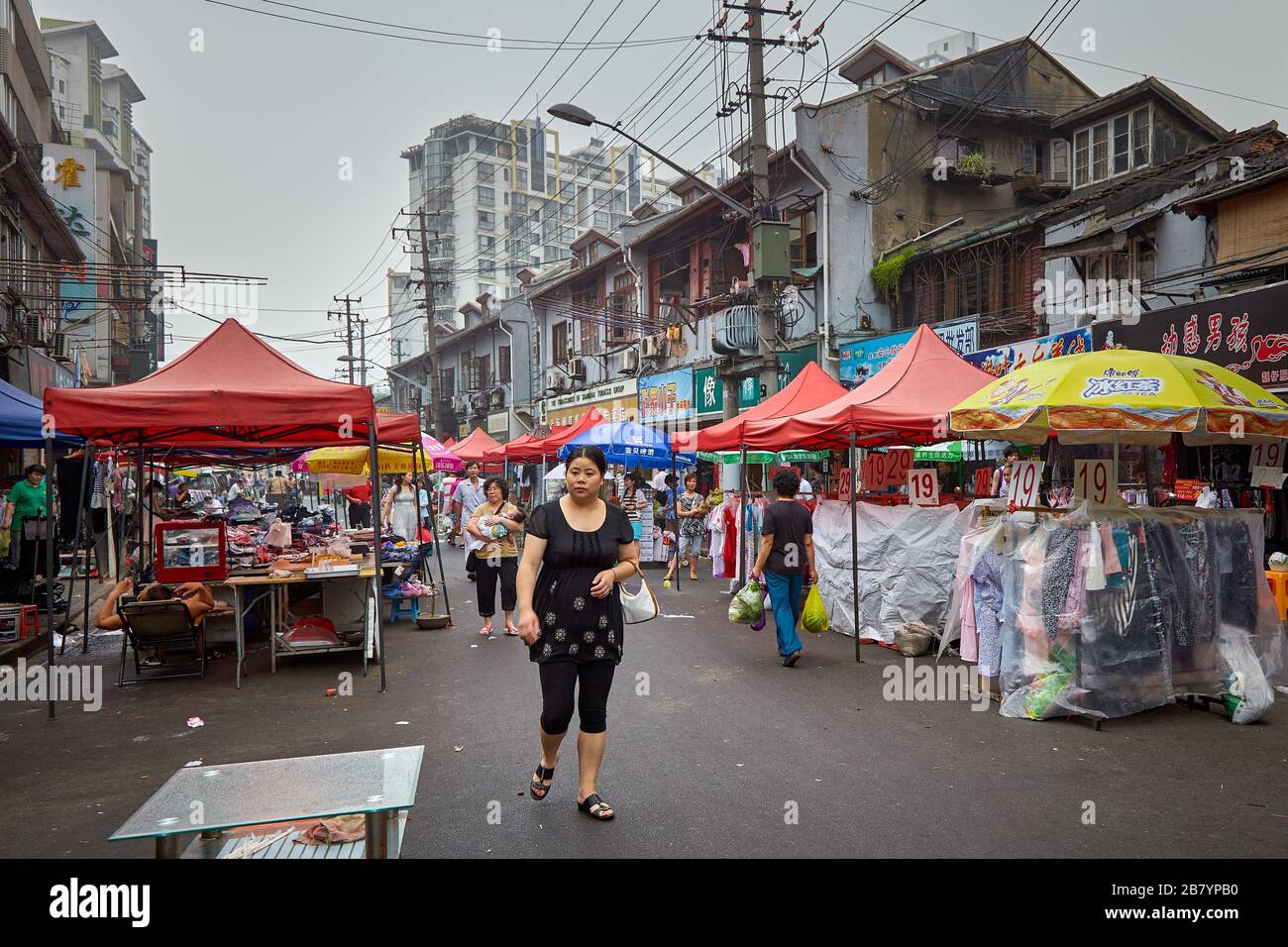 SHANGHAI, CHINA - fresh produce market in suburban Shanghai Stock Photo ...