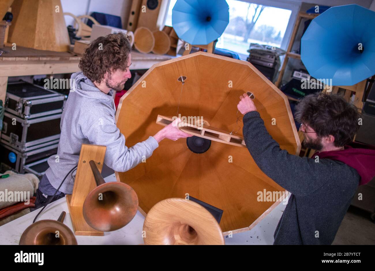 Poseritz, Germany. 10th Mar, 2020. Malte Sodmann (l) and Paul Reiß (r ...