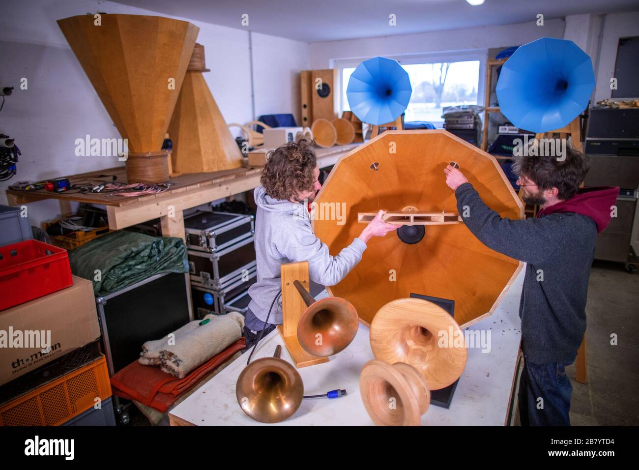 Poseritz, Germany. 10th Mar, 2020. Malte Sodmann (l) and Paul Reiß (r ...