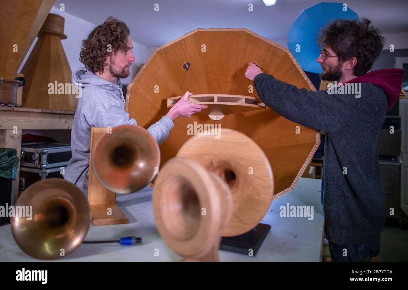 Poseritz, Germany. 10th Mar, 2020. Malte Sodmann (l) and Paul Reiß (r ...