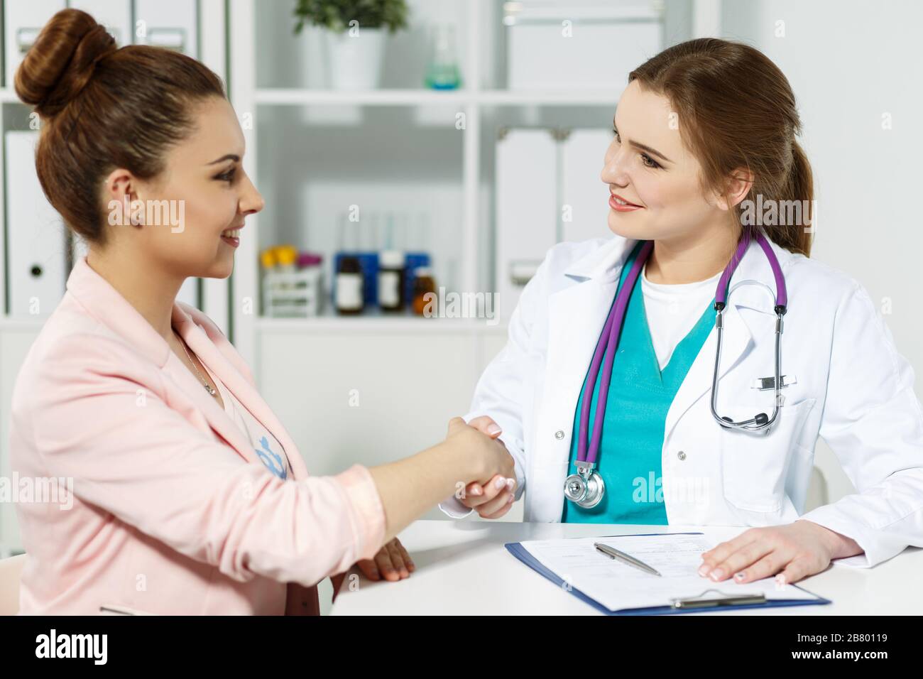 Handclasp hi-res stock photography and images - Alamy