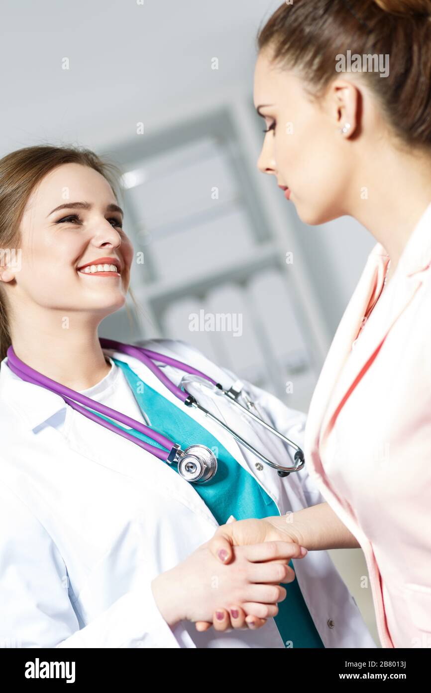 Handclasp hi-res stock photography and images - Alamy