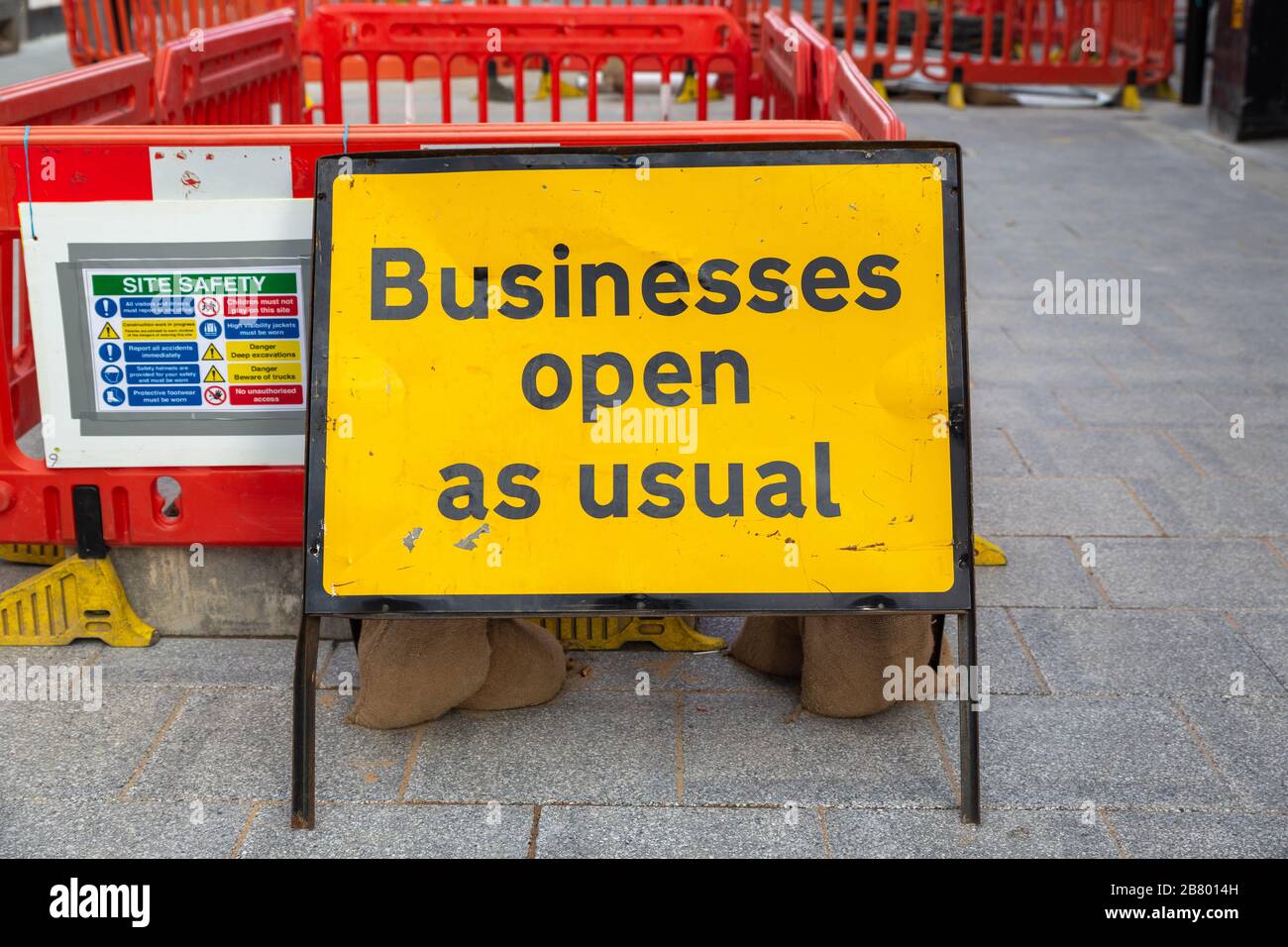 Open as usual sign hi-res stock photography and images - Alamy