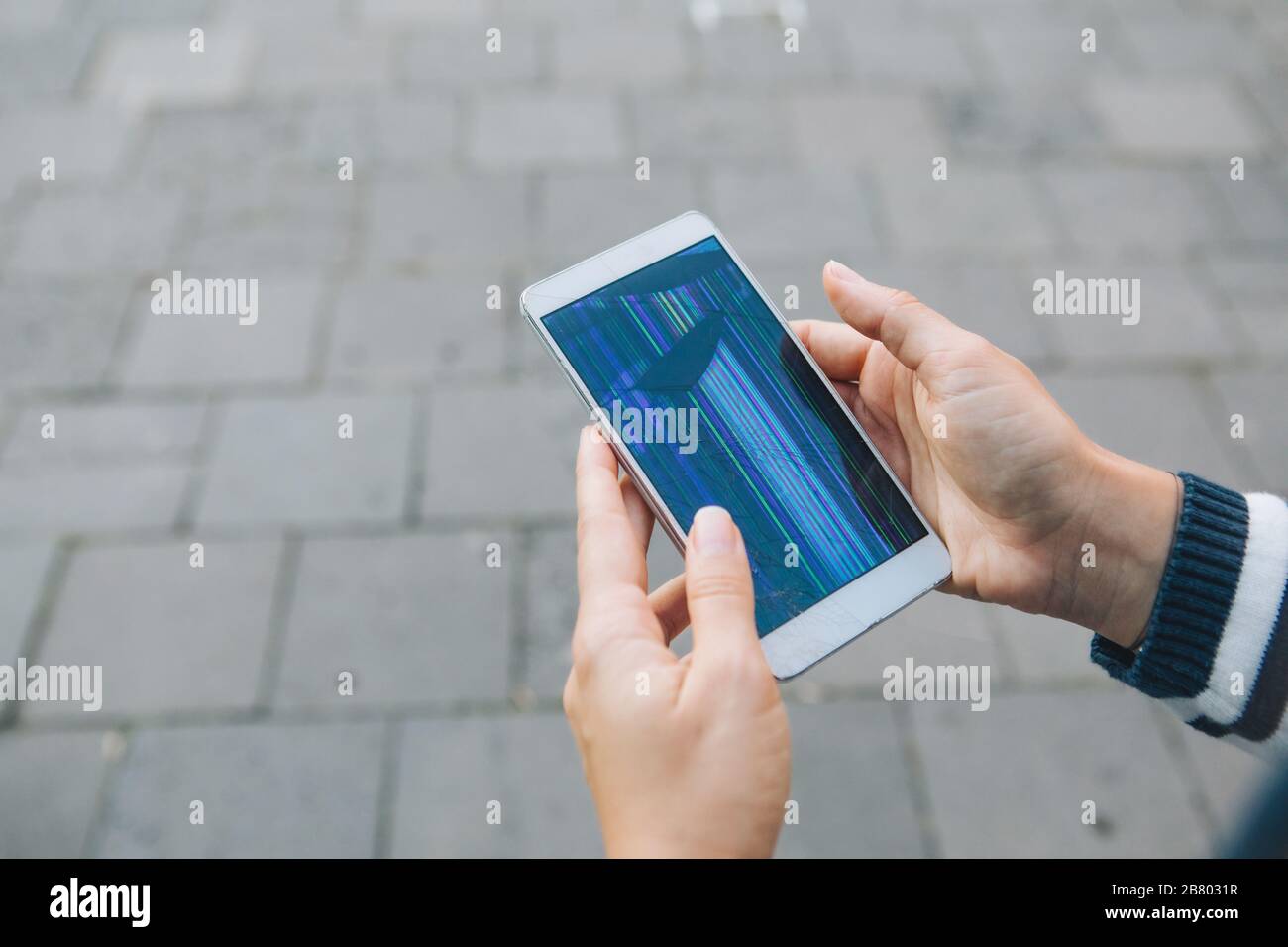 hands holding phone with broken cracked screen Stock Photo - Alamy