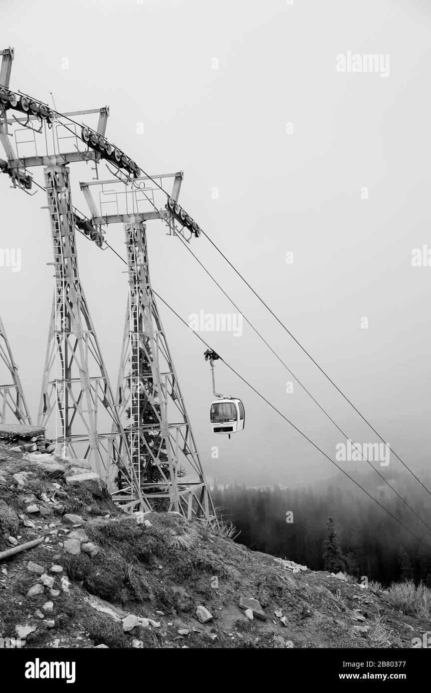Gondola cable car gulmarg kashmir Black and White Stock Photos & Images ...
