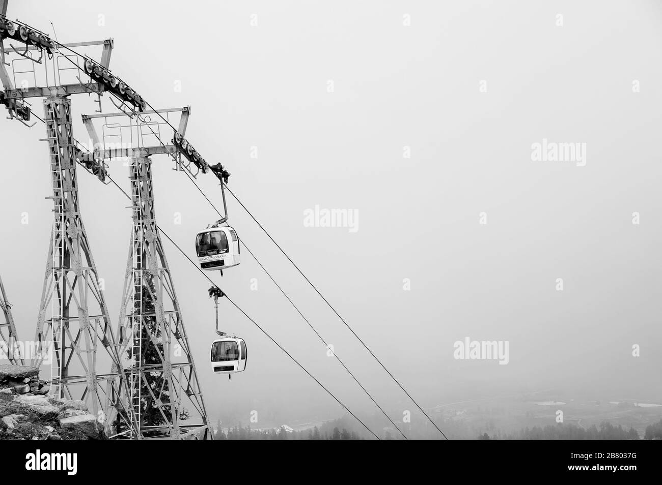 Gondola cable car gulmarg kashmir Black and White Stock Photos & Images ...