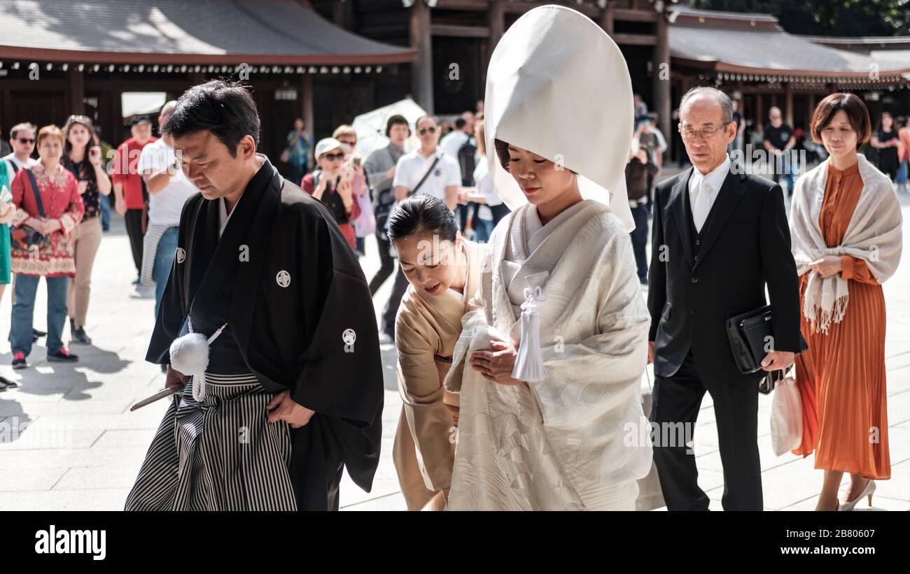 Japanese wedding costumes hi-res stock photography and images - Alamy