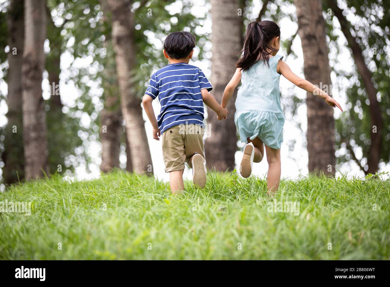 Children running on grass hi-res stock photography and images - Alamy