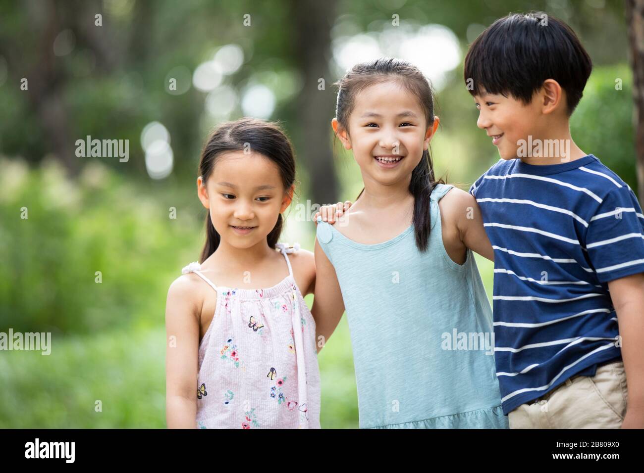 Children arm around shoulder hi-res stock photography and images - Alamy