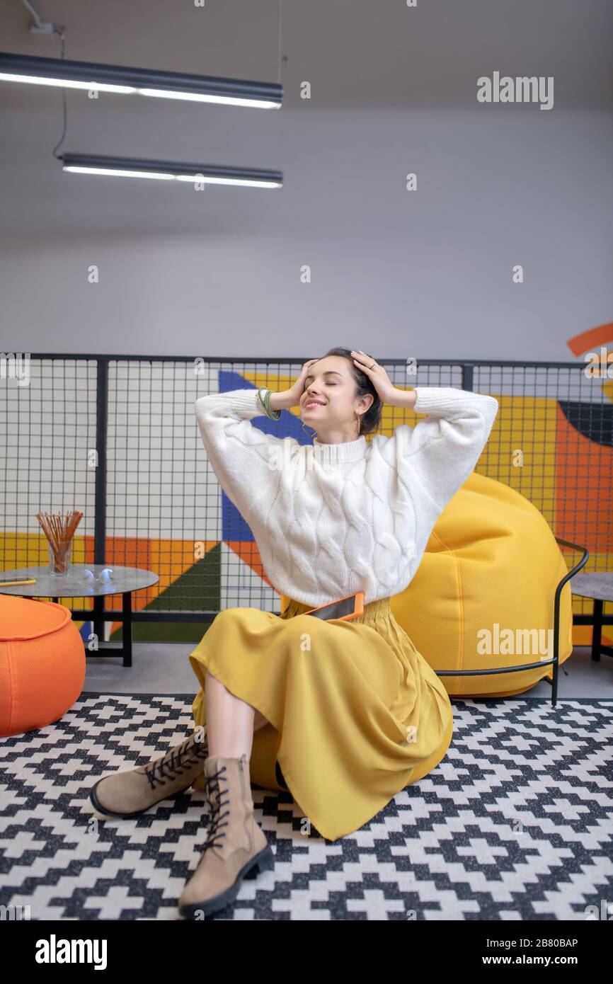 Pretty woman sitting legs crossed hi-res stock photography and images ...