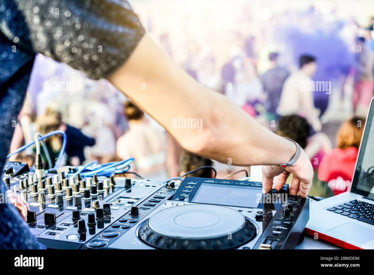 Dance beach party london dj outdoor hi-res stock photography and images ...