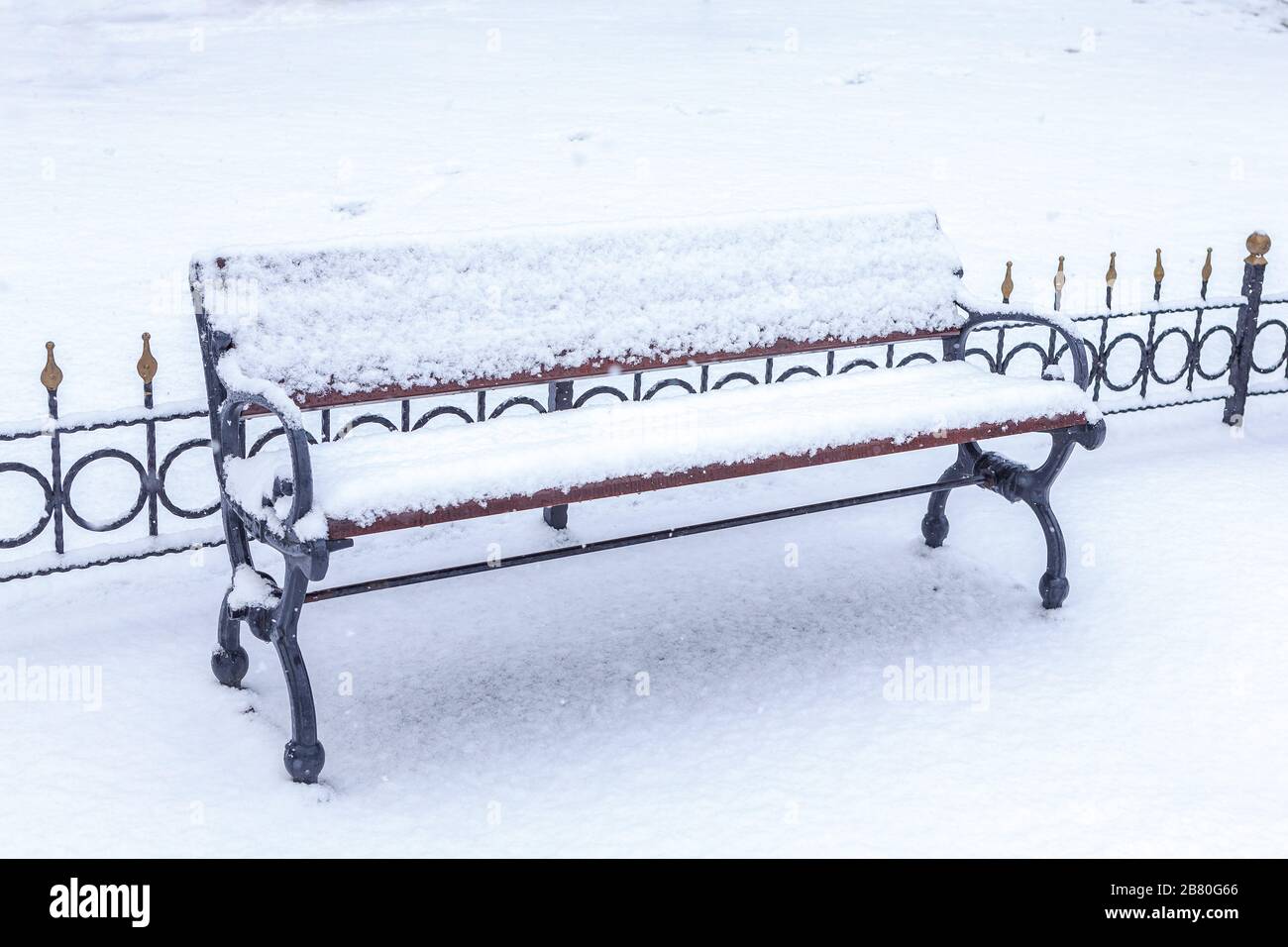 Iron bench park hi-res stock photography and images - Alamy