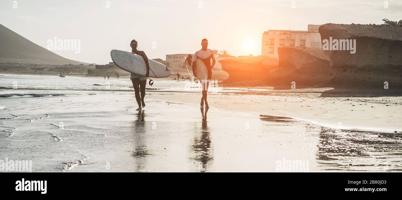 Hawaii couple running on beach hi-res stock photography and images - Alamy
