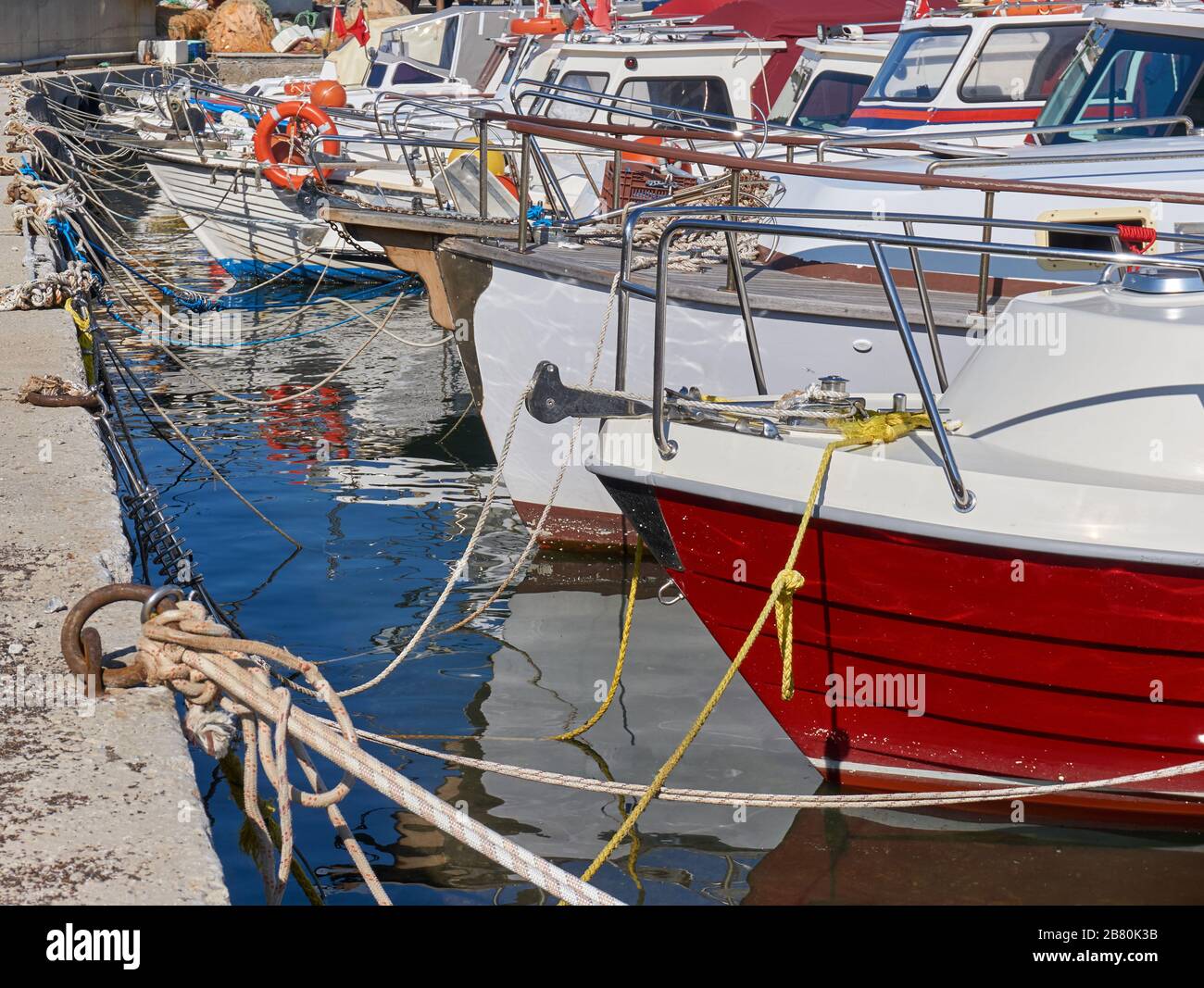 Closeup marine nautical boats rope hi-res stock photography and images ...