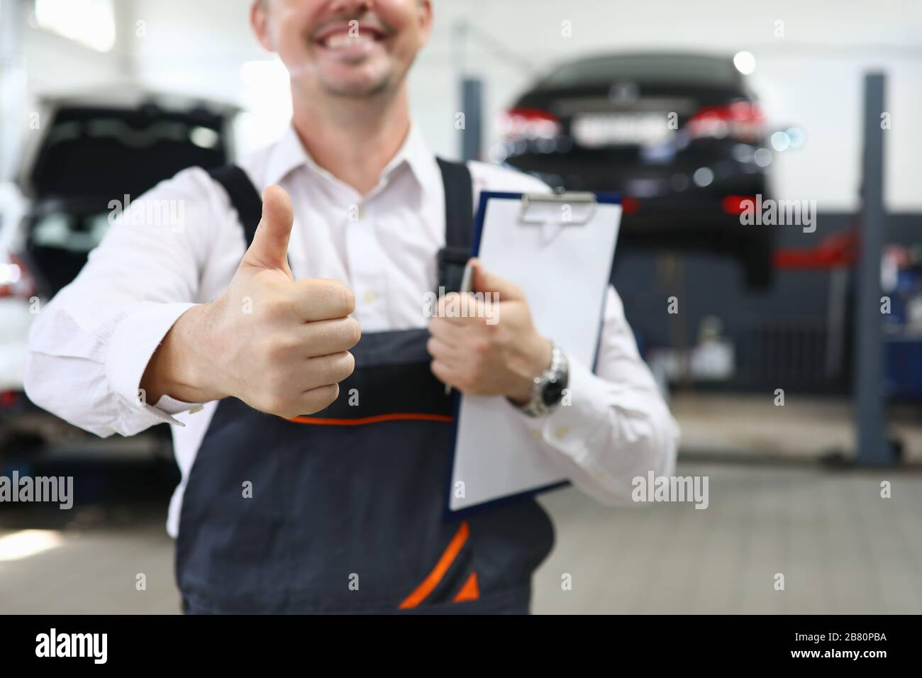 Garage worker mechanic hi-res stock photography and images - Alamy