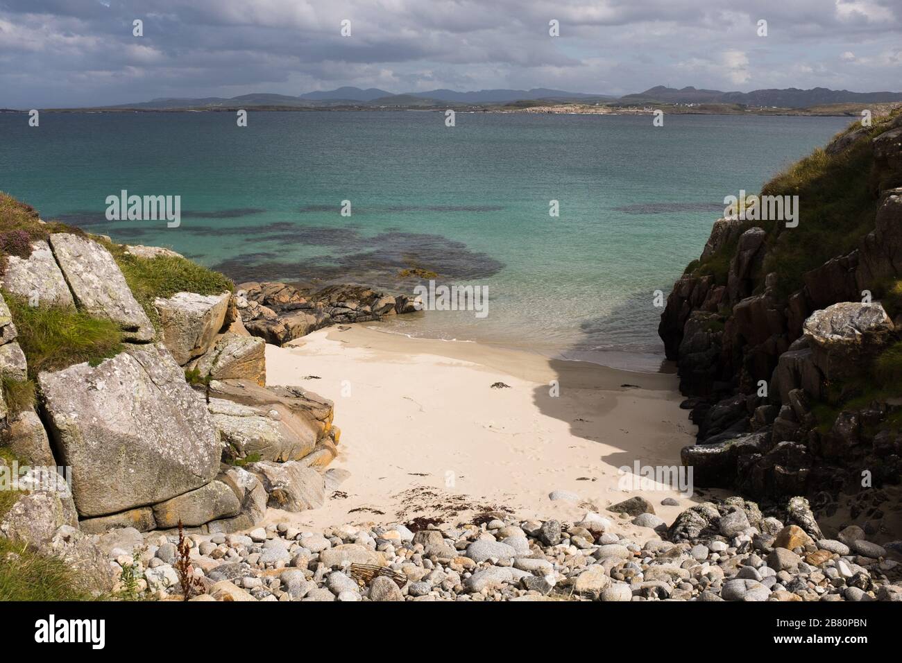 Beach covered in rocks in Ireland Stock Photo - Alamy