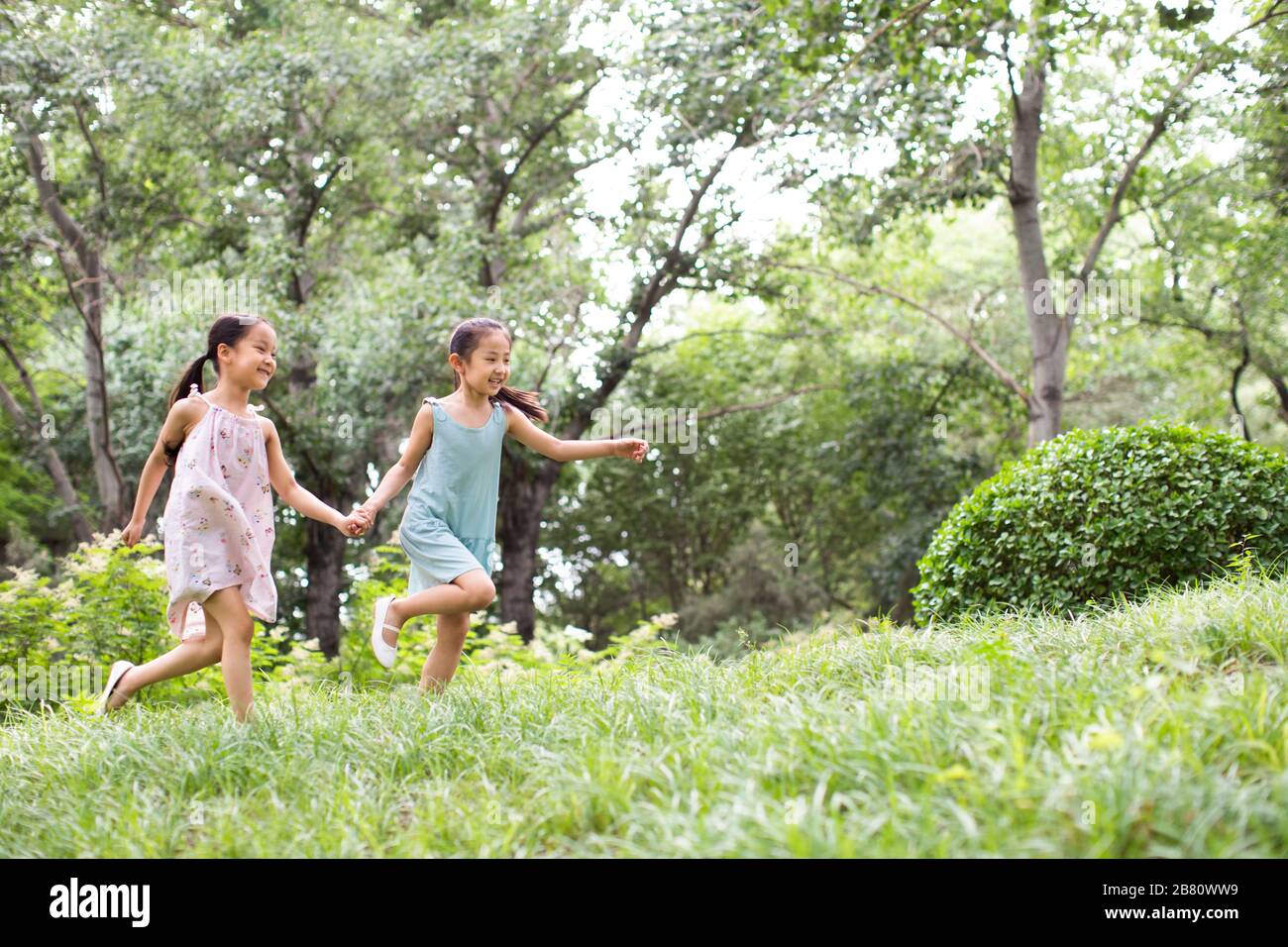 Two cute chinese girls hi-res stock photography and images - Alamy