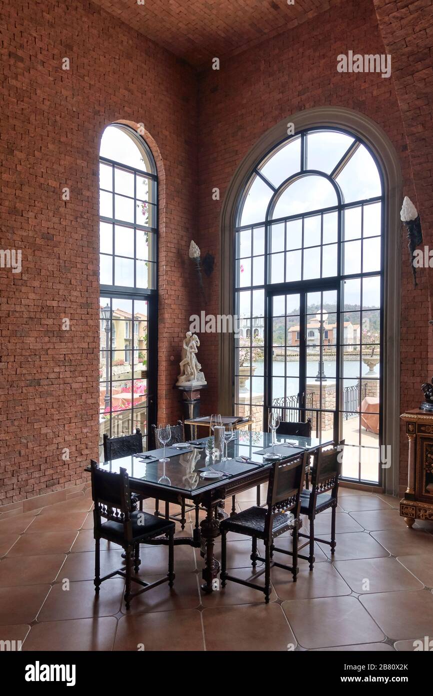 Italian restaurant interior hi-res stock photography and images - Alamy